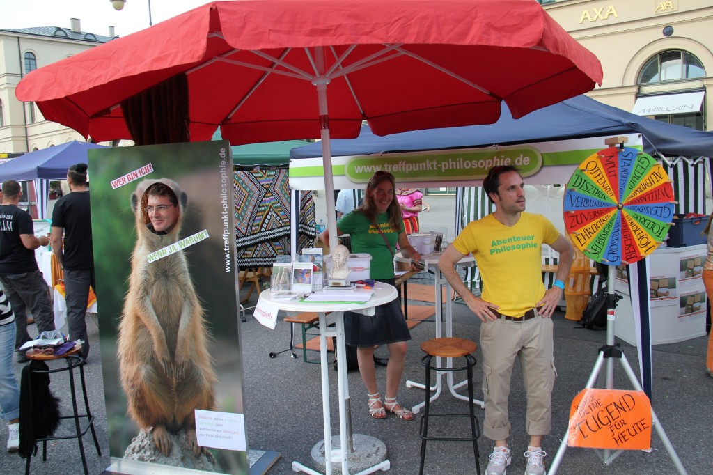 Stand informativo en Munich (Alemania) - Noticias de Nueva Acrópolis
